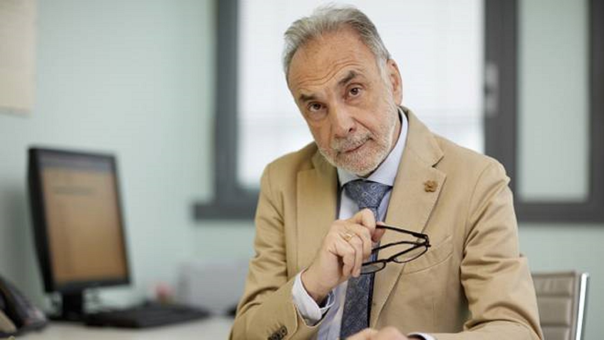 Covid-19, il virologo Remuzzi: "Starà con noi per un anno o due"