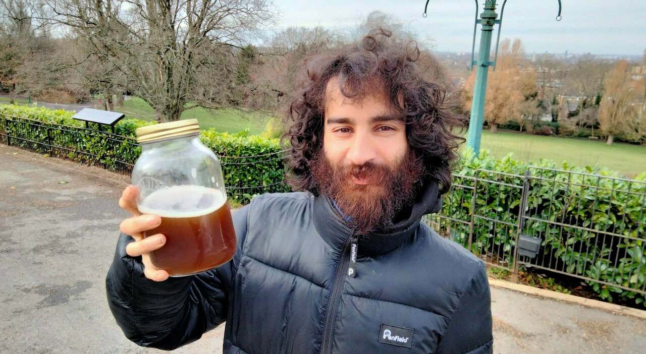 Beve la sua urina dal 2016: "È il segreto della mia salute"