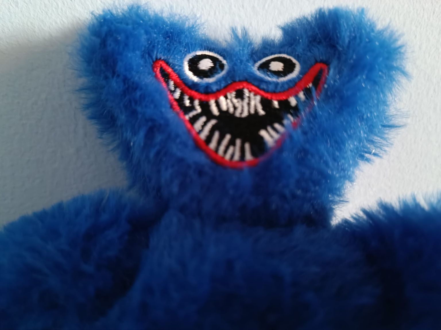 Perché si parla tanto del pupazzo "Huggy Wuggy"?