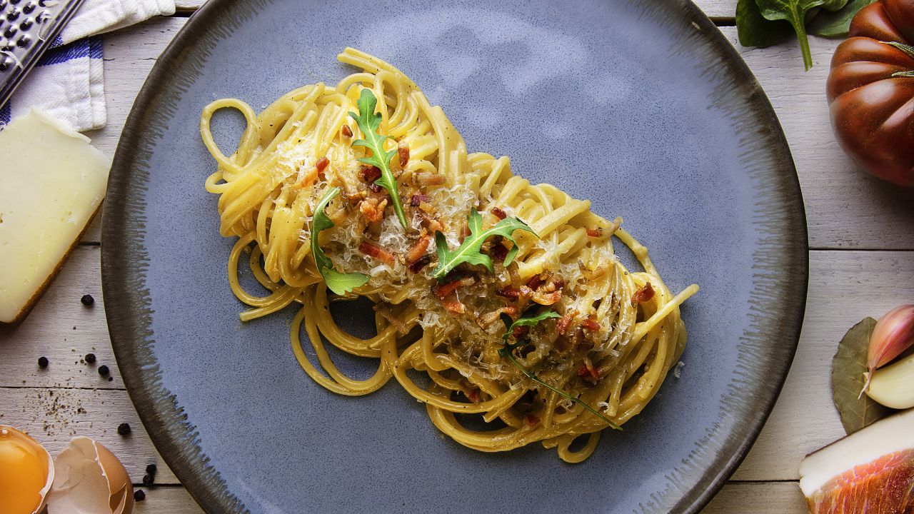 Spaghetti con crema di fave, pecorino e guanciale croccante: un piatto ...