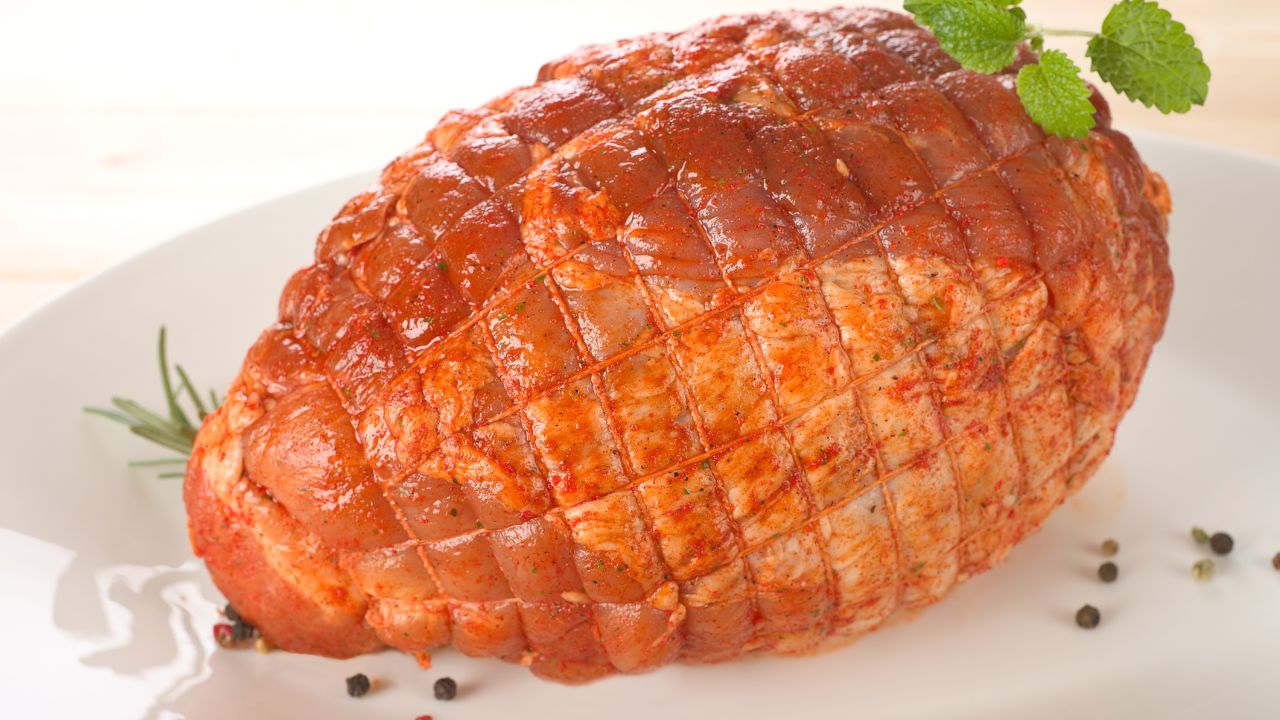 Cima alla genovese: un piatto di carne farcito con verdure e lessato ...