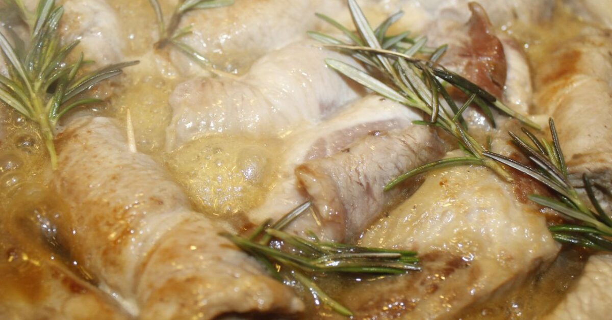 Cima alla genovese: un piatto di carne farcito con verdure e lessato ...