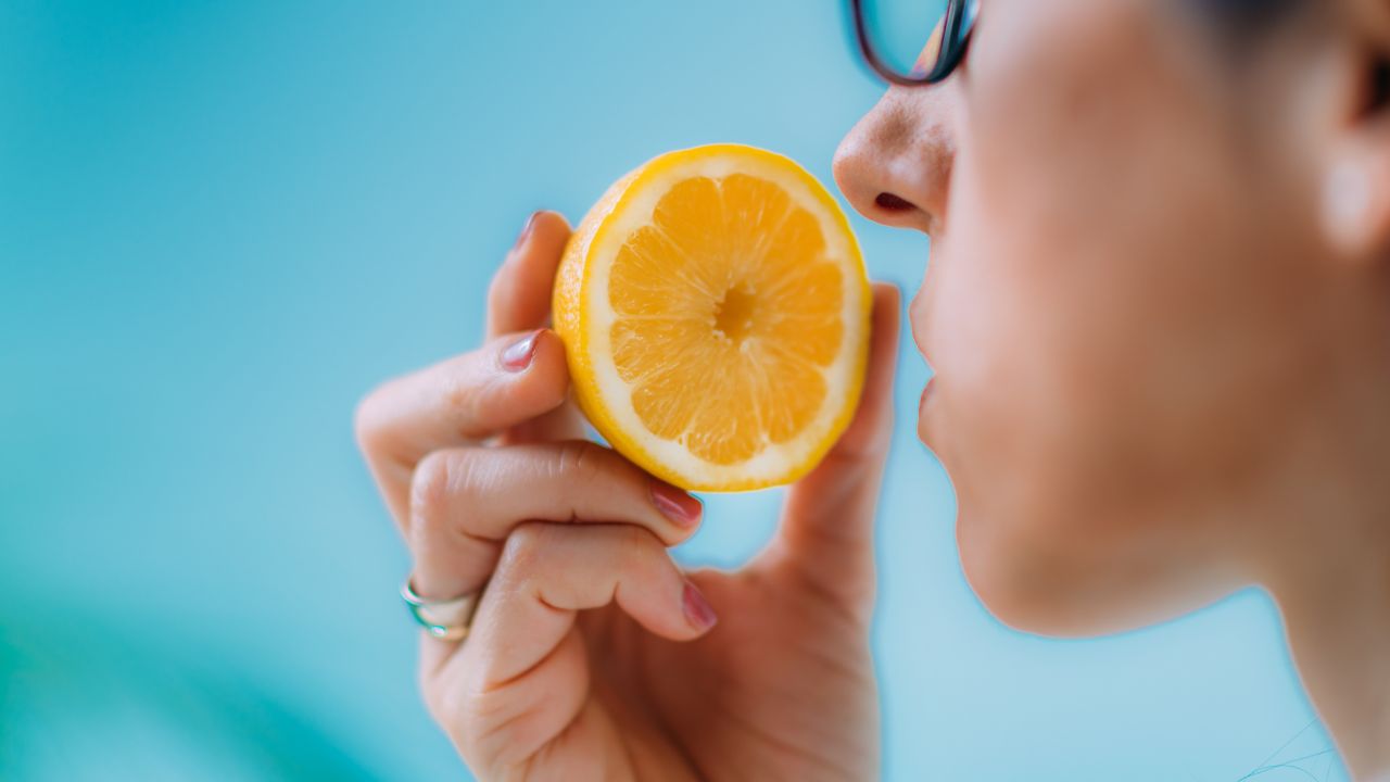Quali sono i cibi che influenzano l'odore della tua pelle? Ecco la risposta