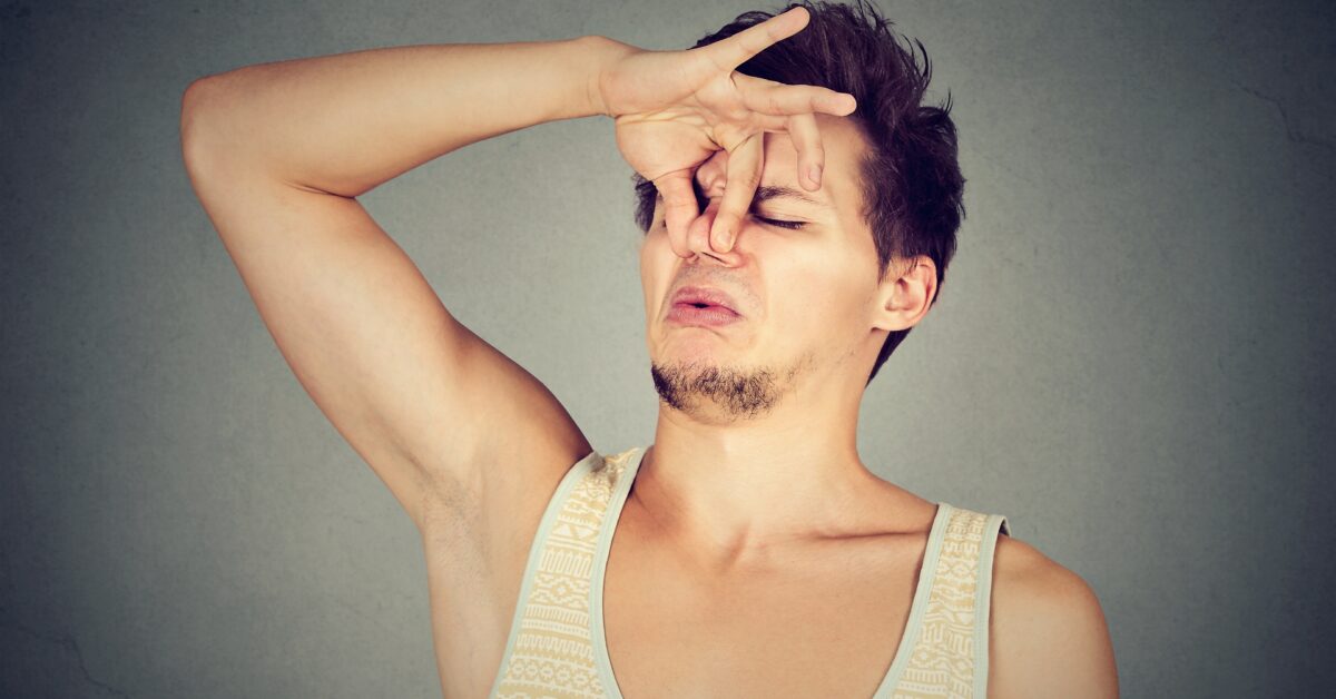 Perché la mia pelle puzza anche se mi lavo? Cause e soluzioni