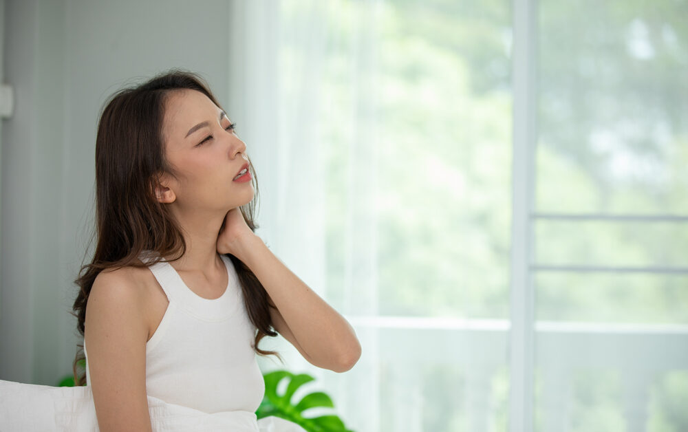 Torcicollo al mattino? Le cause più comuni (non solo la postura scorretta)